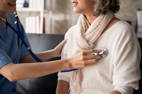 병원에서 노인 환자 장애 여성을 지원하는 아시아의 젊은 간호사 노인 환자 치료 개념 간호사에 대한 스톡 사진 및 기타 이미지 간호사 환자 보살핌 Istock