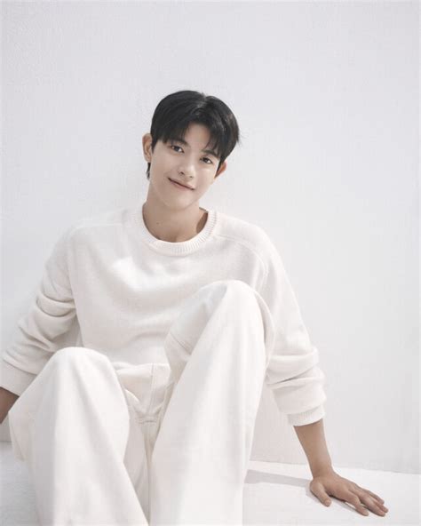 로몬 새 프로필 공개…성숙미에 카리스마까지