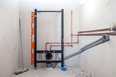 검은 화장실 설치 구리와 회색 물 하수 플라스틱 파이프 레벨 피팅 수리 교체 배관 리노베이션 파이프 라인 전문 누설 파이프와