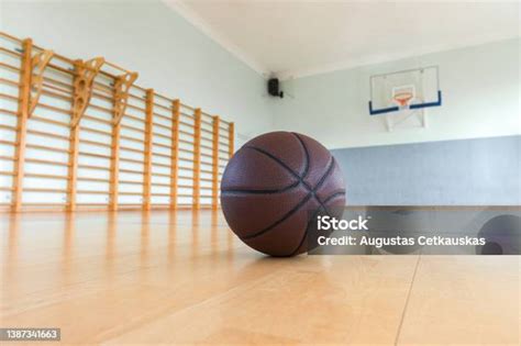 자연 조명이있는 나무 코트 바닥에 농구 수평 스포츠 테마 포스터 인사말 카드 가죽에 대한 스톡 사진 및 기타 이미지 가죽 건강한 생활방식 경쟁 Istock