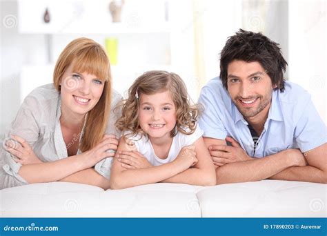 El Retrato De Una Familia Sonriente Puso En Una Cama Imagen De Archivo Imagen De Amor Casero