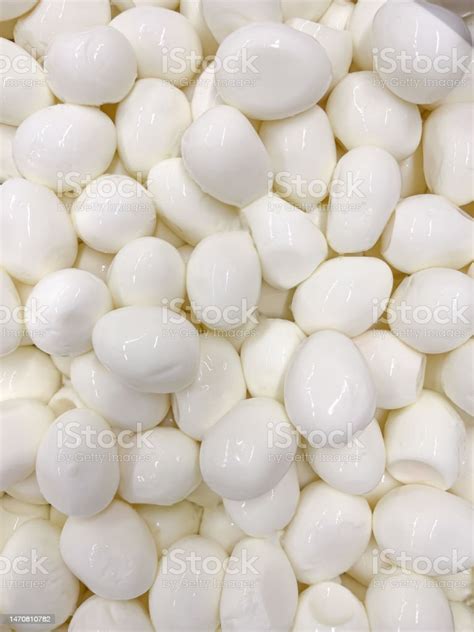 흰 계란 배경입니다 계란이 많습니다 삶은 껍질을 벗긴 닭고기 달걀 근접 촬영 배경 밝은 색상 배너 흰색 배경 음식 광고 식욕을 돋우는 음식 0명에 대한 스톡 사진 및 기타