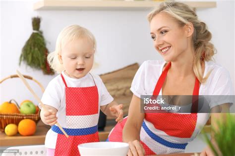 부엌에서 행복 한 가족입니다 맛 있는 Breakfest를 요리 하는 어머니와 자식 딸 2명에 대한 스톡 사진 및 기타 이미지