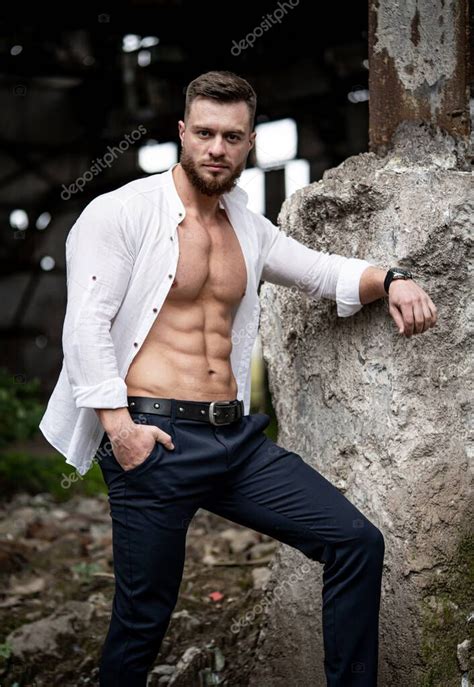 Hombre Musculoso Guapo Con Camisa Blanca Desabotonada Y Poses De Torso Desnudas Sobre Fondo De