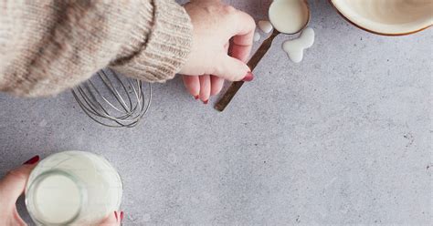 그릇과 음식으로 가득 찬 그릇을 얹은 테이블 사진 Unsplash의 음식 이미지