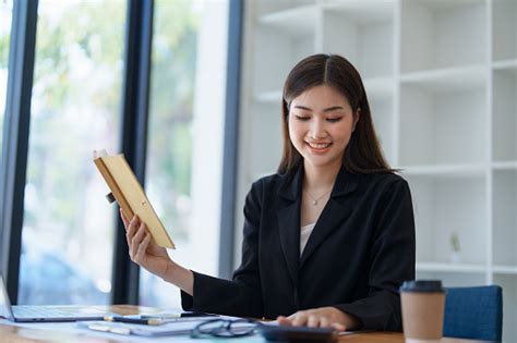 사업 계획 재무 제표 및 마케팅을 감사하기 위해 컴퓨터를 사용하는 비즈니스 여성의 초상화 가정 생활에 대한 스톡 사진 및 기타 이미지 가정 생활 개념 검사 보기