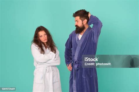 하루 종일 잠옷 검역 개념 졸린 사람들 푸른 배경 사랑 목욕 가운에 커플 수면 장애 아침에 졸리고 약합니다 아침 루틴 커플 졸린 얼굴 옷 용 수 면 2명에 대한 스톡 사진