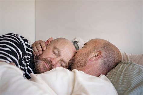 Vue Latérale Des Hommes Allongés Dans Son Lit Photo Gratuite