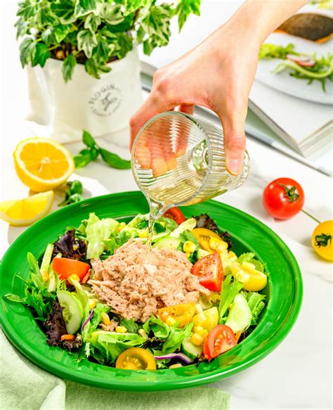 Cj프레시웨이 〔 한그릇에 가득담긴 봄🌼〕 따사로운 햇살 생기넘치는 한 그릇에 가득 담긴 봄🌱 거기에 부드러운 참치가 듬뿍 들어간 샐러드 한입하실래요😉 식물성