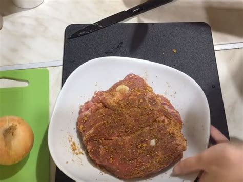 Как приготовить свинину в духовке сочно и вкусно