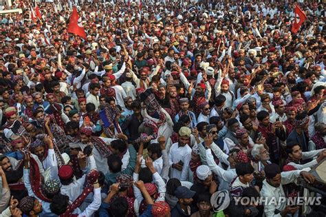 신드 전통의상 입고 축제 즐기는 파키스탄 카라치 시민들 연합뉴스 신드 전통의상 입고 축제 즐기는 파키스탄 카라치 시민들 연합뉴스