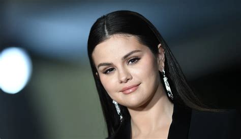 Lama tak terlihat, Selena Gomez tampil Anggun dengan busana serba hitam - Foto Liputan6.com