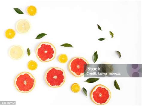 흰색 배경 평면도 평면에 신선한 과일의 패턴 누워 녹색 나뭇잎과 감귤 류 과일의 조각 구성 자 몽 레몬 만다린 건강 식품의 배경 벽지 합성입니다 검은색 까치밥나무 열매에