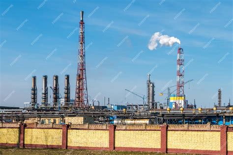 화학 기업 공장의 파이프 대기 오염 개념 산업 경관 환경 오염 프리미엄 사진