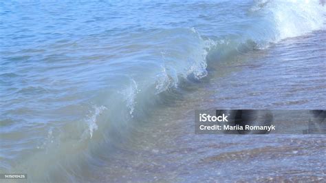 하얀 거품을 가진 강력한 바다 파란 파도 아름다운 푸른 물 배경 버블링 바다 파도 바다에서 높은 파도 불안한 물 바다를 난기류 큰 불안한 파도와 폭풍우 치는 바다 0명에