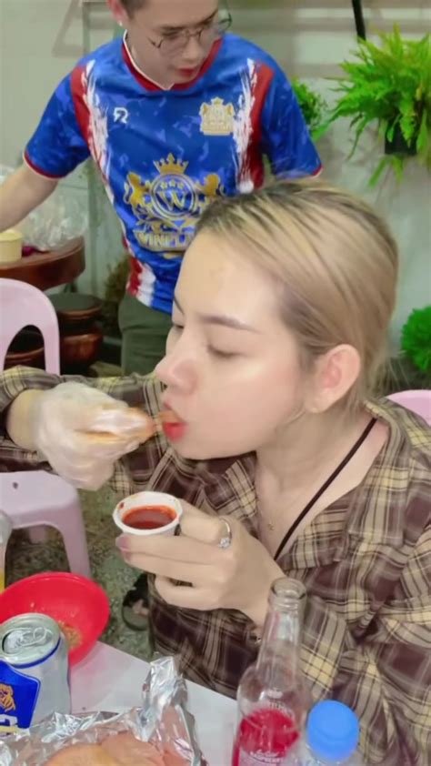 ចង់ញាំគ្រឿងសមុទ្រ ត្រូវតែគ្រឿងសមុទ្រក្រឡុកម្ទេស ញាំជាមួយ បងស្រីស្អាត់ By គ្រឿងសមុទ្រ ក្រឡុកម្ទេស