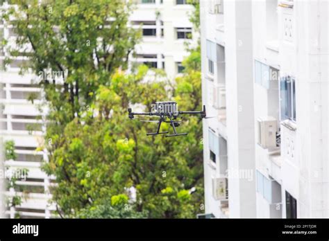 Un dron en el aire que lleva a cabo una inspección del edificio para identificar cualquier