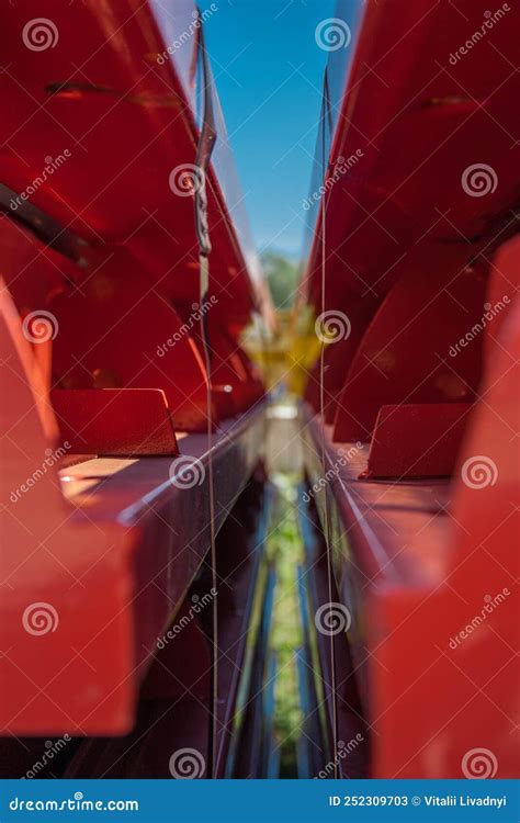 Paneles De Columnas Redondas Imagen De Archivo Imagen De Armadura Puente 252309703