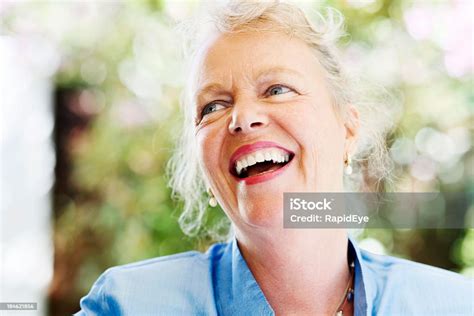 매력적인 선임 여자 부러워합니다 측면 웃음소리 계약별로 적용되기 60 69세에 대한 스톡 사진 및 기타 이미지 60 69세 70 79세 감정 Istock