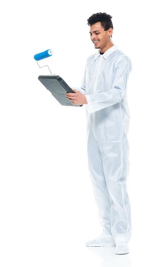 흰색 배경 앞에 서있는 아프리카 민족 남성 집 화가는 덮개를 착용하고 서류를 들고 20 24세에 대한 스톡 사진 및 기타 이미지 20 24세 20 29세 검정 머리