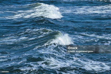 푸른 폭풍우가 몰아치는 바닷물 위에 하얀 거품이 있는 파도 0명에 대한 스톡 사진 및 기타 이미지 0명 경관 깊은 Istock