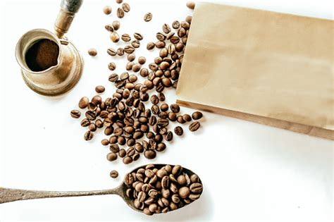 Tampilan Atas Tiga Varietas Biji Kopi Yang Berbeda Dengan Latar Belakang Putih Muda Foto Stok