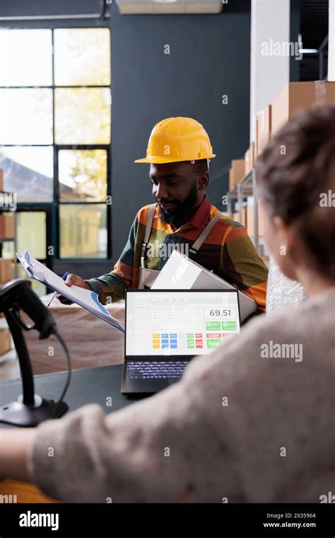 Afroamerikanischer Mitarbeiter Bespricht Die Checkliste Für Waren Mit Dem Lagerleiter Und