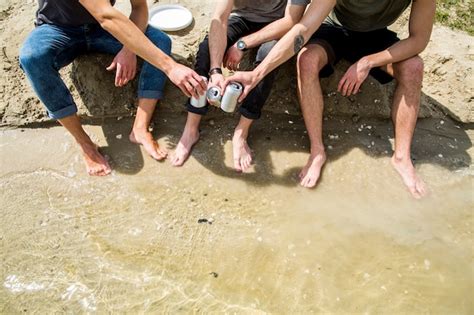 Amigos Do Sexo Masculino Dando Cinco Foto Grátis