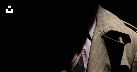 회색 격자 무늬 노치 옷깃 양복 재킷과 회색 모자를 쓴 사람 얼굴 숨기기 사진 Unsplash의 무료 모자 이미지