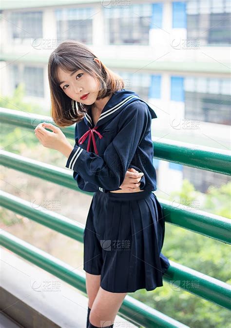 穿着校服的亚洲女学生素材 花瓣网