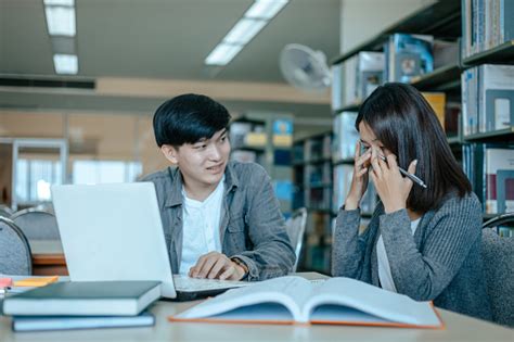 학생들은 두통 스트레스 도서관에서 독서에 대해 걱정합니다 교육 개념 가방에 대한 스톡 사진 및 기타 이미지 가방 걱정하는 경영자 Istock