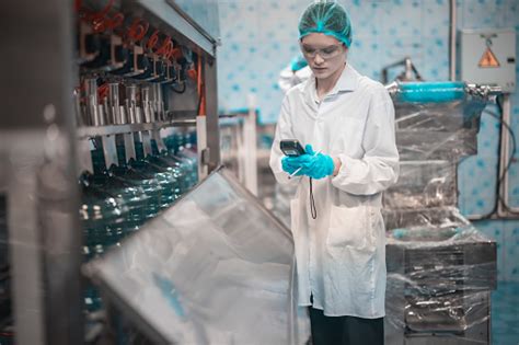 물 생산 팀은 바코드 스캐너를 사용하여 지침에 따라 정확한 병 배열을 보장합니다 3d 스캔에 대한 스톡 사진 및 기타 이미지 3d 스캔 3차원 형태 Qr코드 Istock