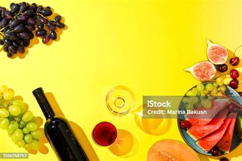 레드 와인과 화이트 와인 두 잔 한 여성이 병에서 와인을 붓습니다 노란색 배경에 포도와 다른 과일 수확과 이탈리아 와인 제조의 개념 0명에 대한 스톡 사진 및 기타 이미지