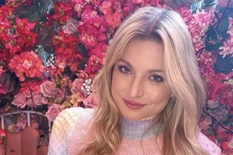 Zara Hollands Instagram Twitter And Facebook On Idcrawl