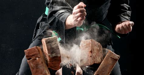 La Ciencia Explica Cómo Una Persona Es Capaz De Romper Ladrillos Con Las — Radioactiva 925