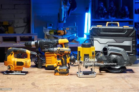 도구 및 전기 장치 세트가 테이블 위에 있습니다 원형 톱 스크루 드라이버 천공기 드릴 퍼즐 목공 작업장의 라우터 작업 장비에 대한 스톡 사진 및 기타 이미지 Istock