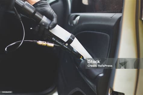 남자는 자동차 실내 장식 청소를 수행 흡입 방법으로 전문 화학 청소 차량 시트의 위생 적인 작업 및 얼룩 제거 깨끗한에 대한 스톡 사진 및 기타 이미지 Istock