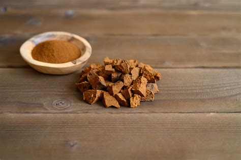 자작 나무에서 차가 차 버섯 민간 요법에서 차 또는 커피를 치유 하는 데 사용 지상 분말 0명에 대한 스톡 사진 및 기타 이미지