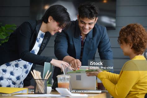 비즈니스 인력 그룹은 연례 예산 보고서를 계획하고 브레인 스토밍 회의에서 솔루션 전략에 협력합니다 사무실에서 전문 사업가와 팀의 공동 작업 전략 비즈니스 개념 12 13세에