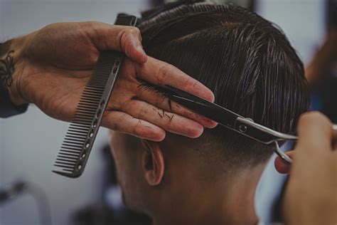 문신 팔을 가진 젊은 남자의 세부 사항은 이발소에서 남자의 머리를 잘라 25 29세에 대한 스톡 사진 및 기타 이미지 25 29세 2명 가위 Istock