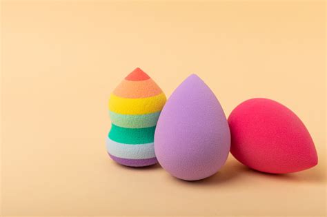 배경에 뷰티 블렌더 메이크업 화장품을위한 밝은 스폰지 메이크업 제품 아름다움 개념입니다 텍스트를 위한 위치입니다 복사를 위한 공간입니다 플랫 레이 0명에 대한 스톡 사진 및