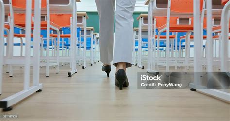 Teacher Heels Walk Around Classroom 1人のストックフォトや画像を多数ご用意 1人 30代