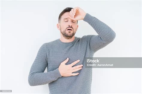 잘생긴 젊은이 입고 캐주얼 스웨터 격리 된 배경 감동 이상의 병 및 발열 독감과 감기 바이러스 병에 대 한이 마 감기와 독감에 대한 스톡 사진 및 기타 이미지 Istock