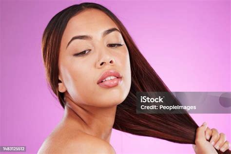 여성 얼굴 강한 머리카락은 스튜디오에서 케라틴 샴푸 질감 및 천연 화장품으로 스튜디오에 있습니다 여성 모델 성장과 헤어스타일 빛나고 미적 색과 아름다움이 컬러 배경에 빛난다