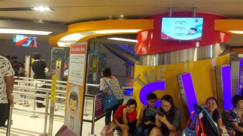 2025樟宜机场溜滑梯 T3玩乐攻略 好多人在排队，家长们在旁边 【去哪儿攻略】