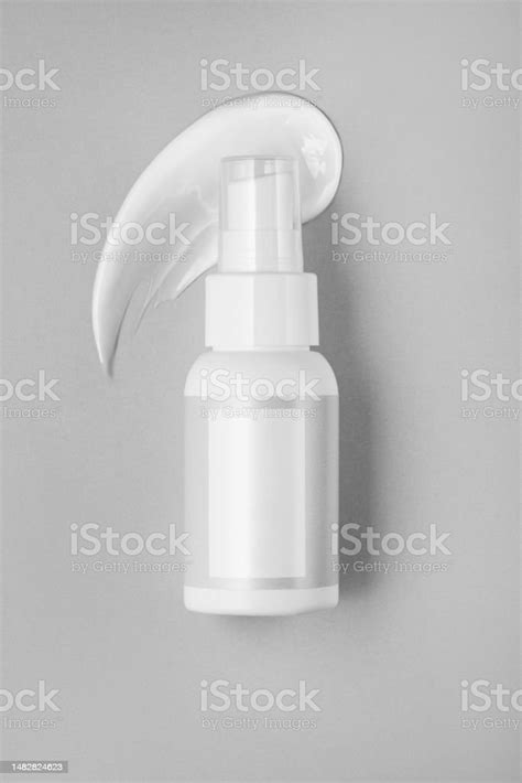 디스펜서가 있는 플라스틱 튜브 피부 관리 또는 자외선 차단제 화장품이 평면도에 있습니다 얼굴 바디 케어를 위한 아름다움 개념 크림 배경의 흰색 질감 0명에 대한 스톡 사진