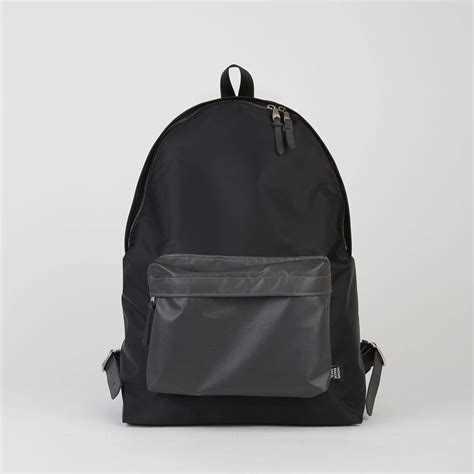 비가 오지요 어둑어둑 하지요 나일론 리플렉티브 백팩은 많은 소지품도 쉽게 담을 수 있지만 빗방울도 튕겨내어 줍니다 게다가 전면부 포켓은 작은 불빛도 번쩍이며 반사시켜