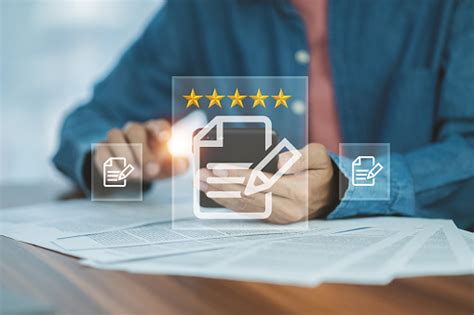 고객 설문 조사 품질 검토 사업가는 온라인 응용 프로그램에 대한 서비스 경험에 등급을 부여 고객 검토 만족도 피드백 설문 조사 개념 고객은 서비스의 품질을 평가할 수