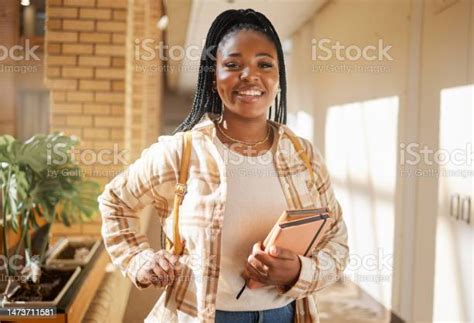 얼굴 초상화 학생 흑인 여성은 학습 목표 또는 목표를 위해 준비된 대학에 있습니다 남아프리카 공화국의 교육 장학금 및 행복한 여성 학습자는 공부와 지식을위한 책을 가지고