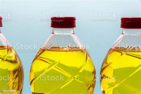 파란색 배경에 식용 콩 오일이있는 플라스틱 병 식물성 기름 0명에 대한 스톡 사진 및 기타 이미지 0명 가득 찬 건강한 식생활 Istock